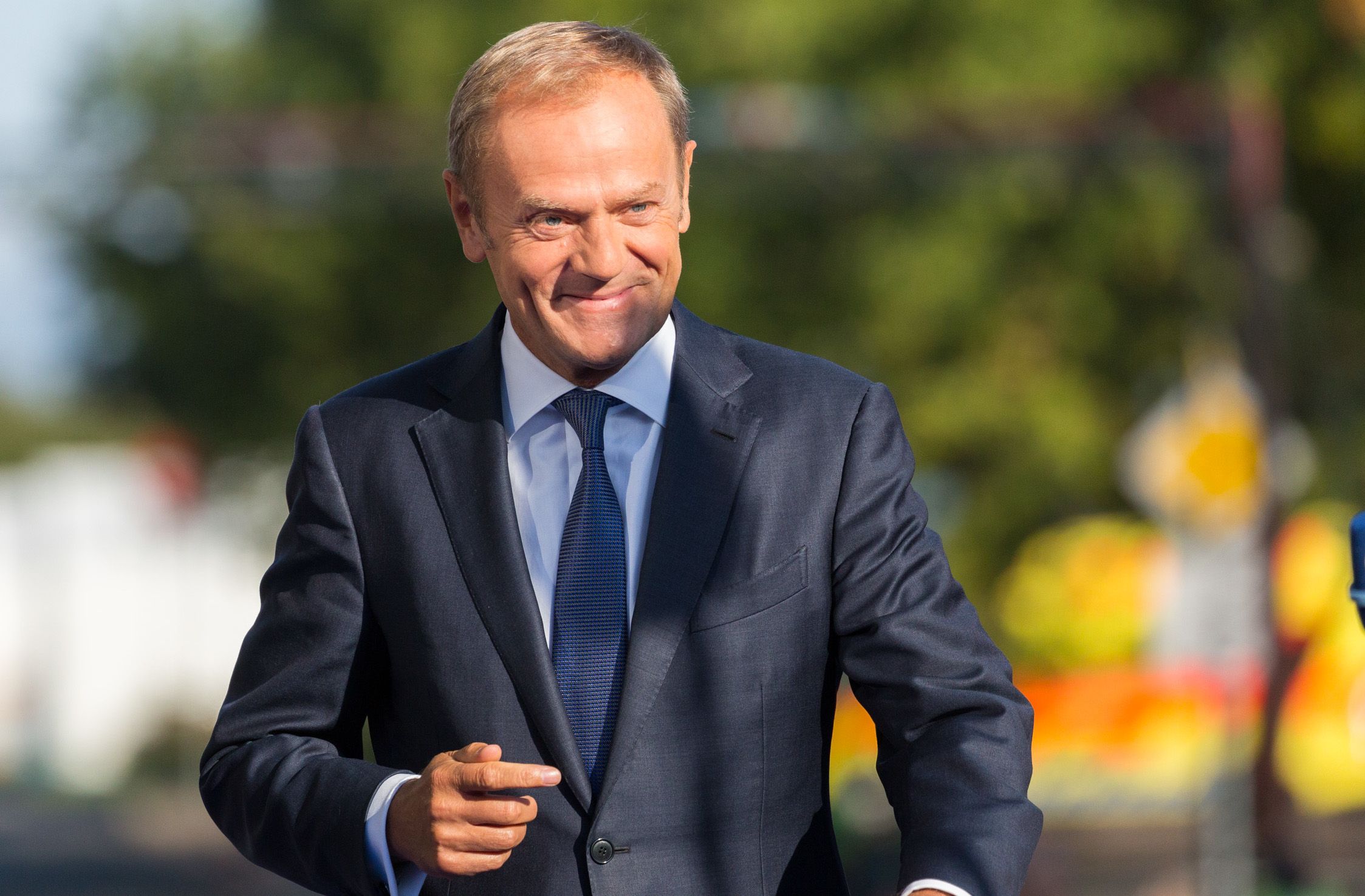 Donald Tusk poleciał na wakacje. Zdjęcie z wnuczką robi furorę w ...