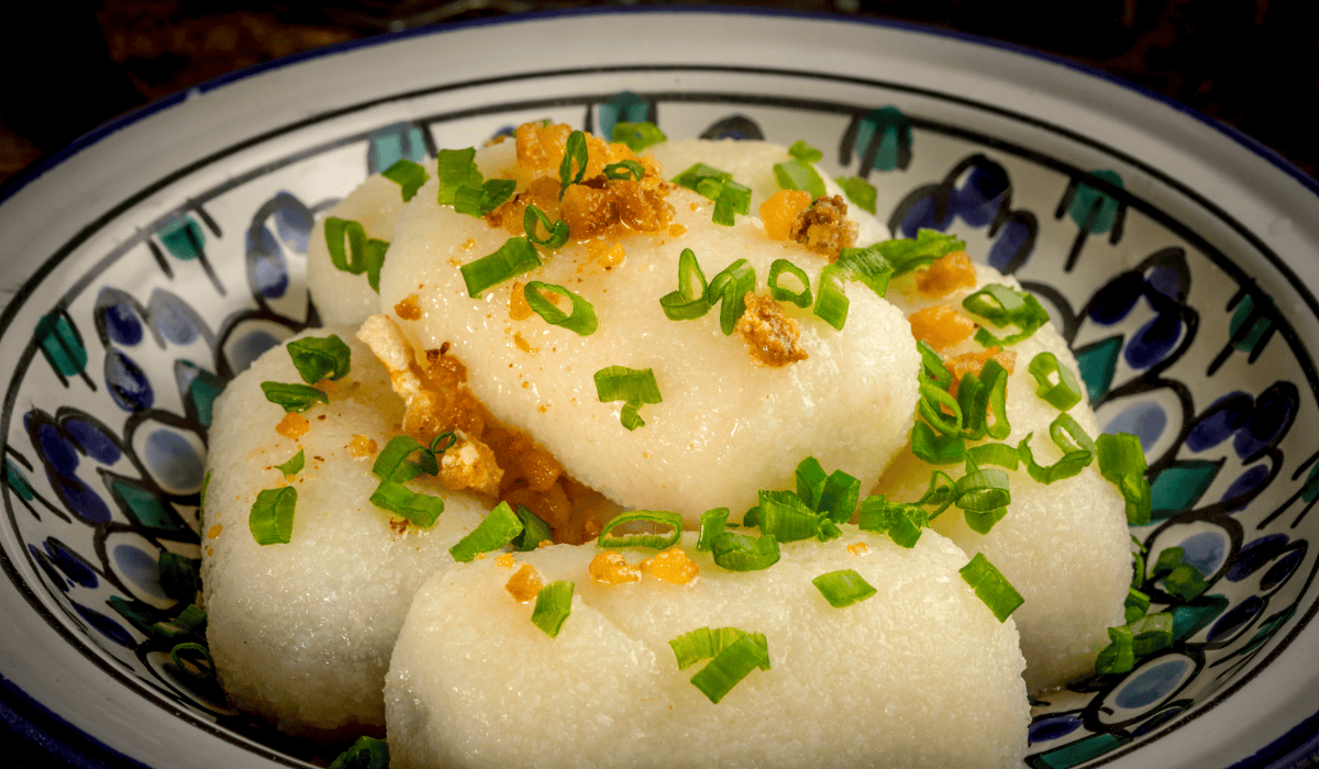 Pyzy ziemniaczane nadziewane białym serem. Klasyka w lekko odmienionej ...