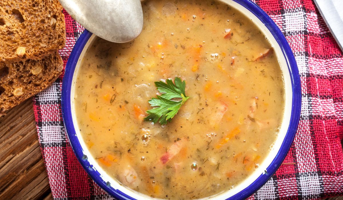 Namaczasz groch na grochówkę? Pożywną zupę możesz przygotować o wiele ...