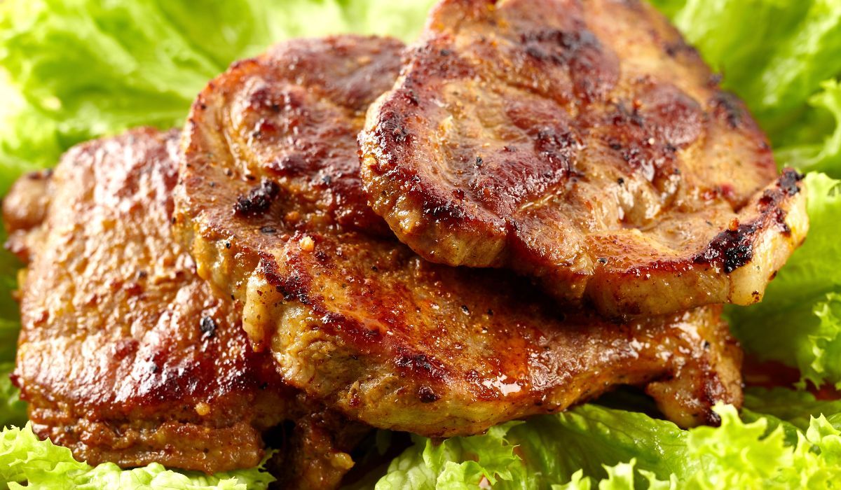 Mięciutka i soczysta karkówka. Upieczesz ją na grillu lub w piekarniku