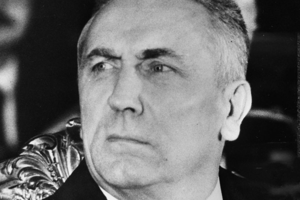 Grób Edwarda Gierka tonie w kwiatach i zniczach. Do sieci trafiło ...